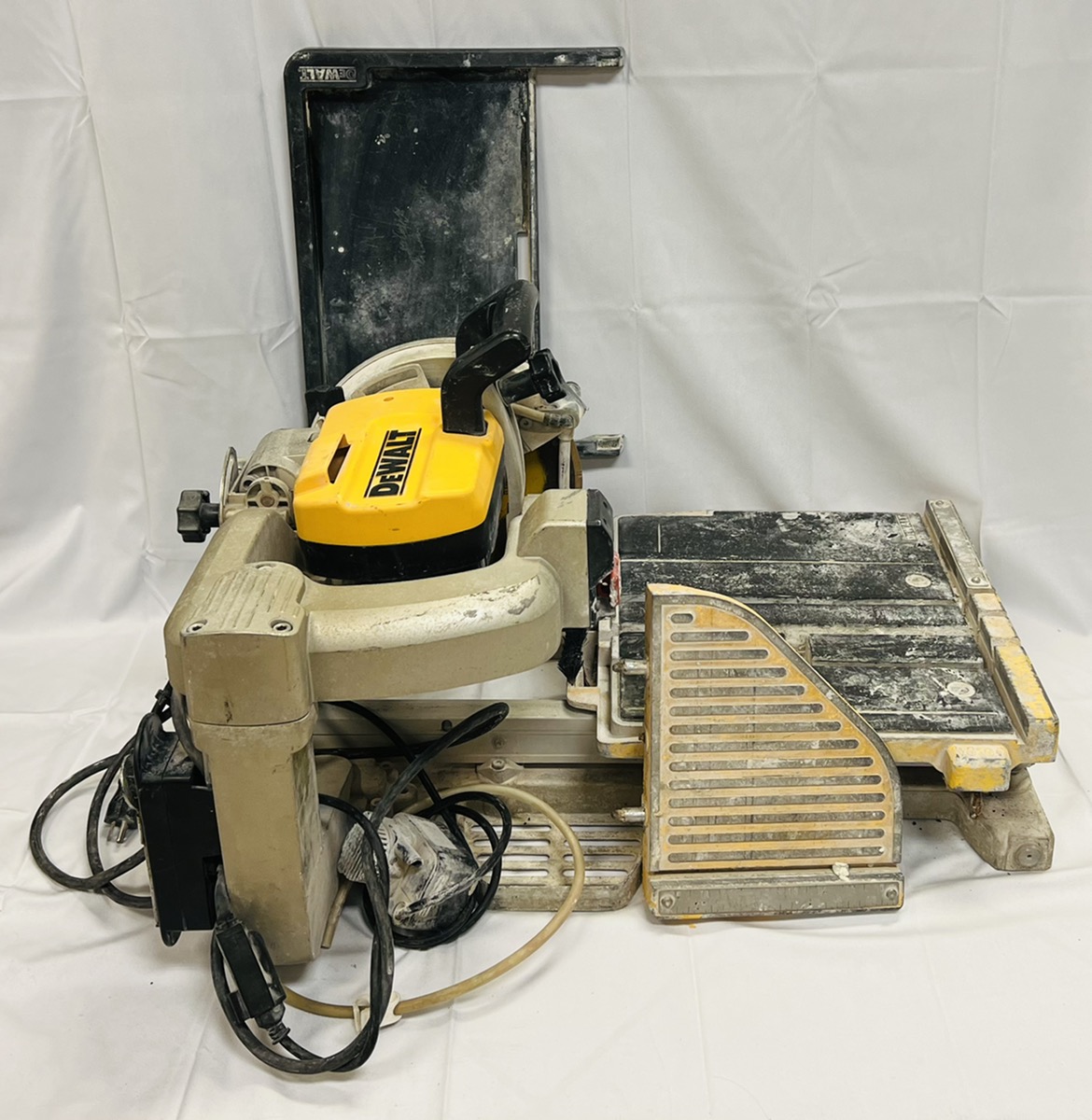 DEWALT D24000 10 INCH WET TILE SAW WITH STAND AND BASE Acceptable | Buya