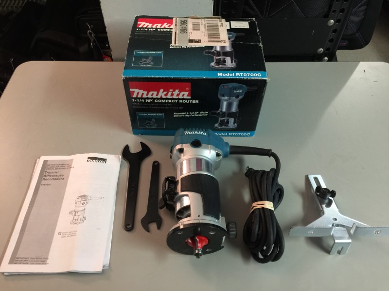 MAKITA RT0700C 1-1/4 HP Compact Router Like New | Buya