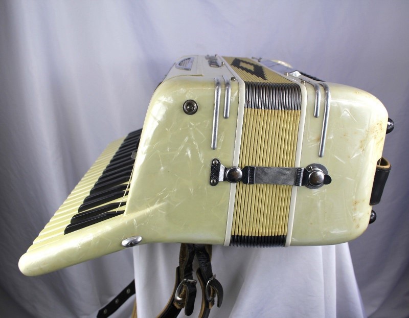UNIVERSAL ACCORDION Accordion/Concertina Good | Buya
