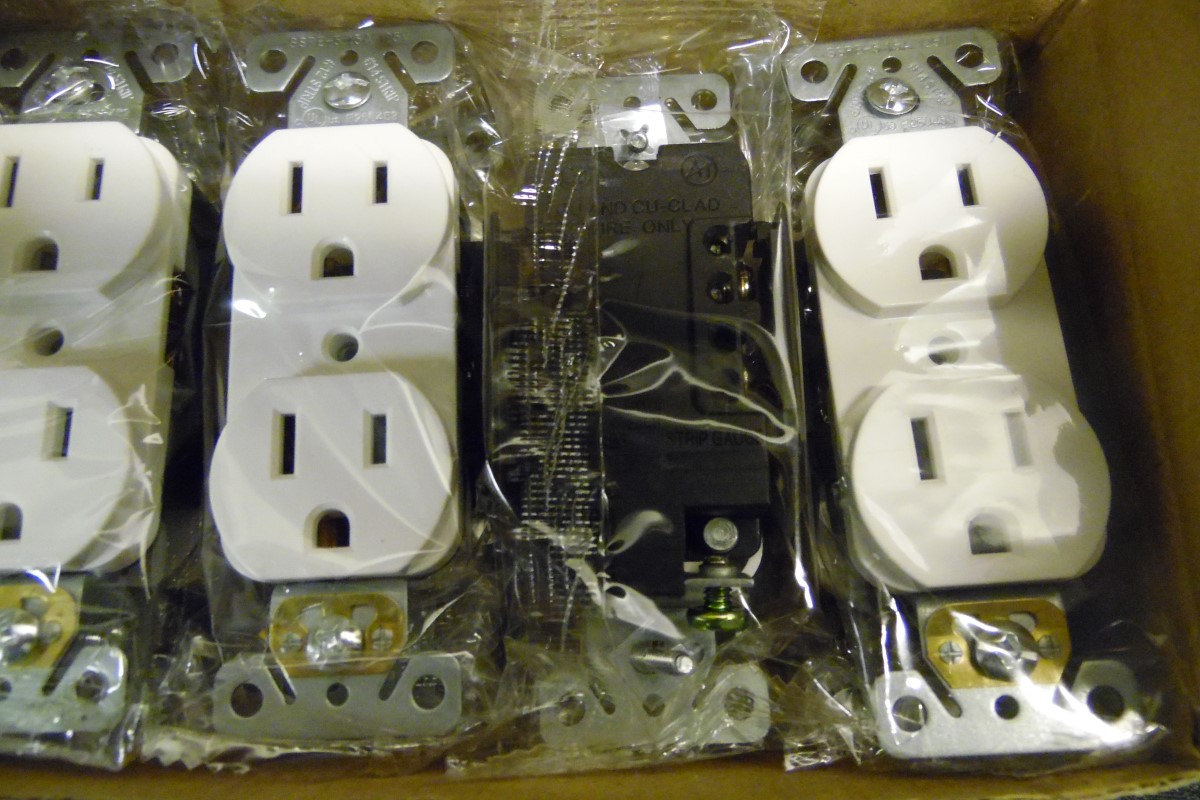 Maintenance Warehouse® 15 Amp Commercial Grade Duplex Standard Outlet (10-Pack) Like New | Buya