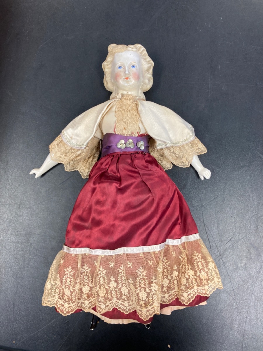 18" VINTAGE PORCELAIN DOLL, Blonde hair, snood Very Good | Buya