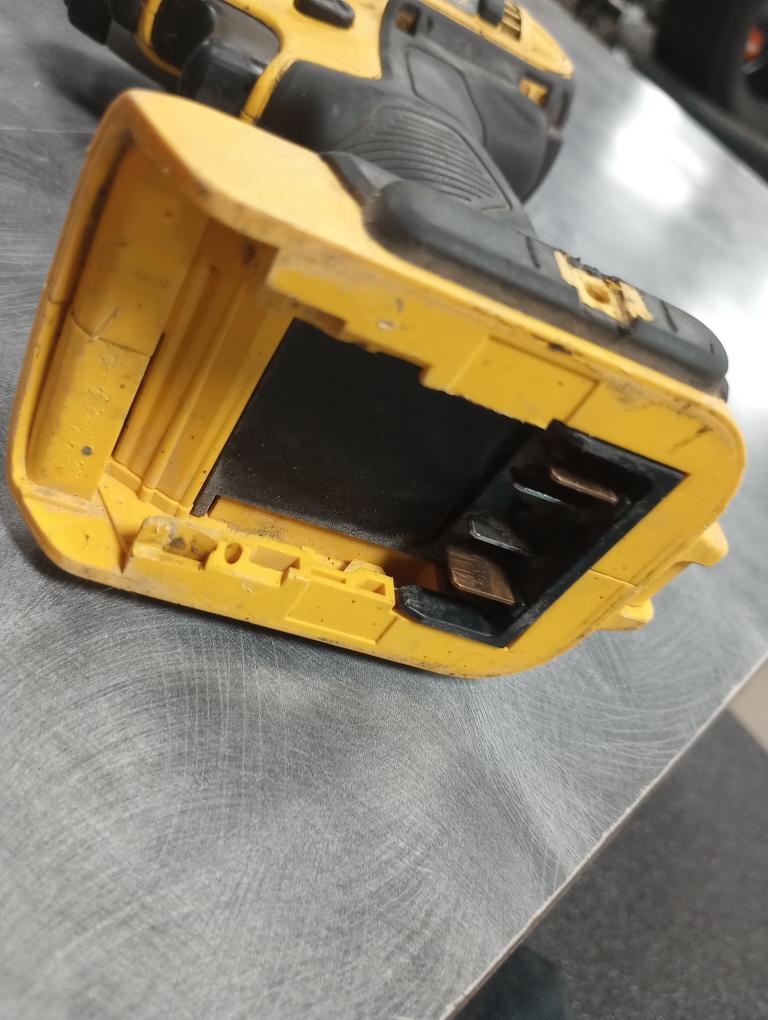 DEWALT DCF885 20v IMPACT W/ 5.0AH Very Good | Pawn 1 | Spokane | WA