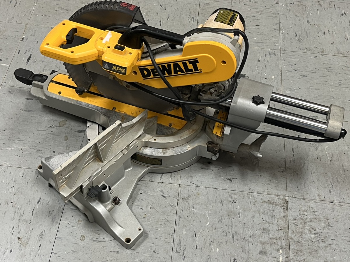 DeWalt DWS780 12 in 12in 12 Double Bevel Sliding Corded Compound Miter Saw Very Good | Buya