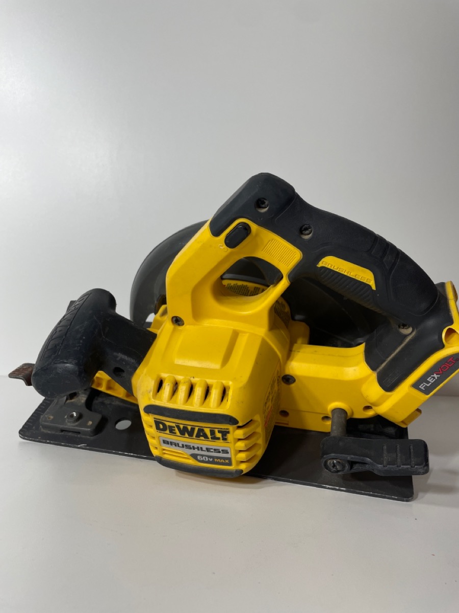 Dewalt FlexVolt Brushless Cordless 7-1/4" Circular Saw DCS575 Good | Buya
