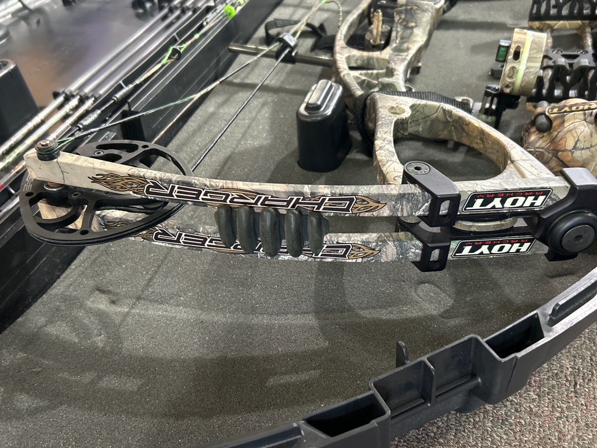 HOYT CHARGER COMPOUND ARCHERY BOW 31" LIGHT DRAW ARROWS PLANO CASE Good ...