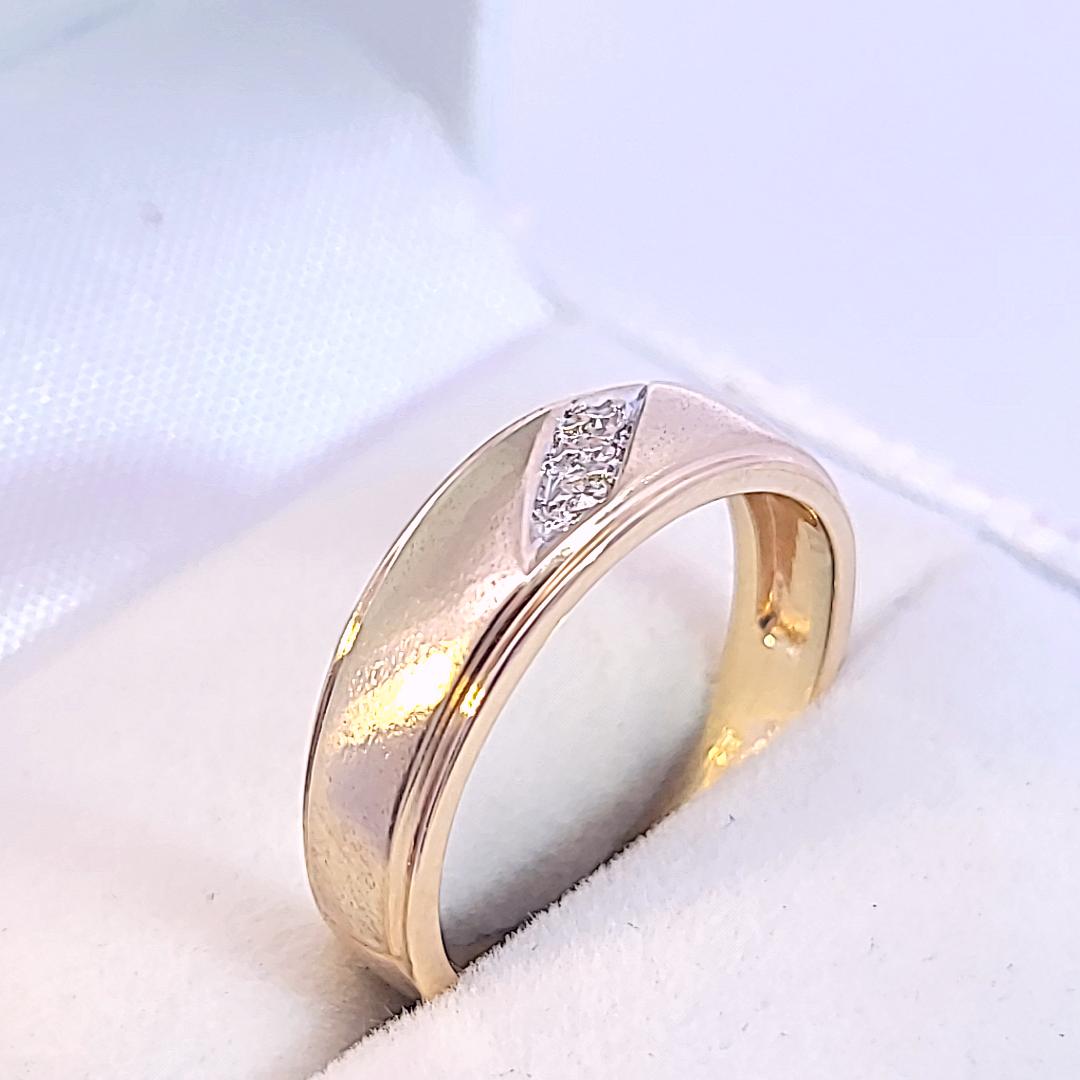 Diamond Wedding Band 3 Diamonds .03 Carat T.W. 10K Yellow Gold 4.03g ...