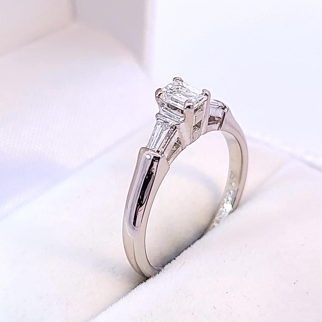 Diamond Fashion Ring 3 Diamonds .21 Carat T.W. 18K White Gold 3.96g ...
