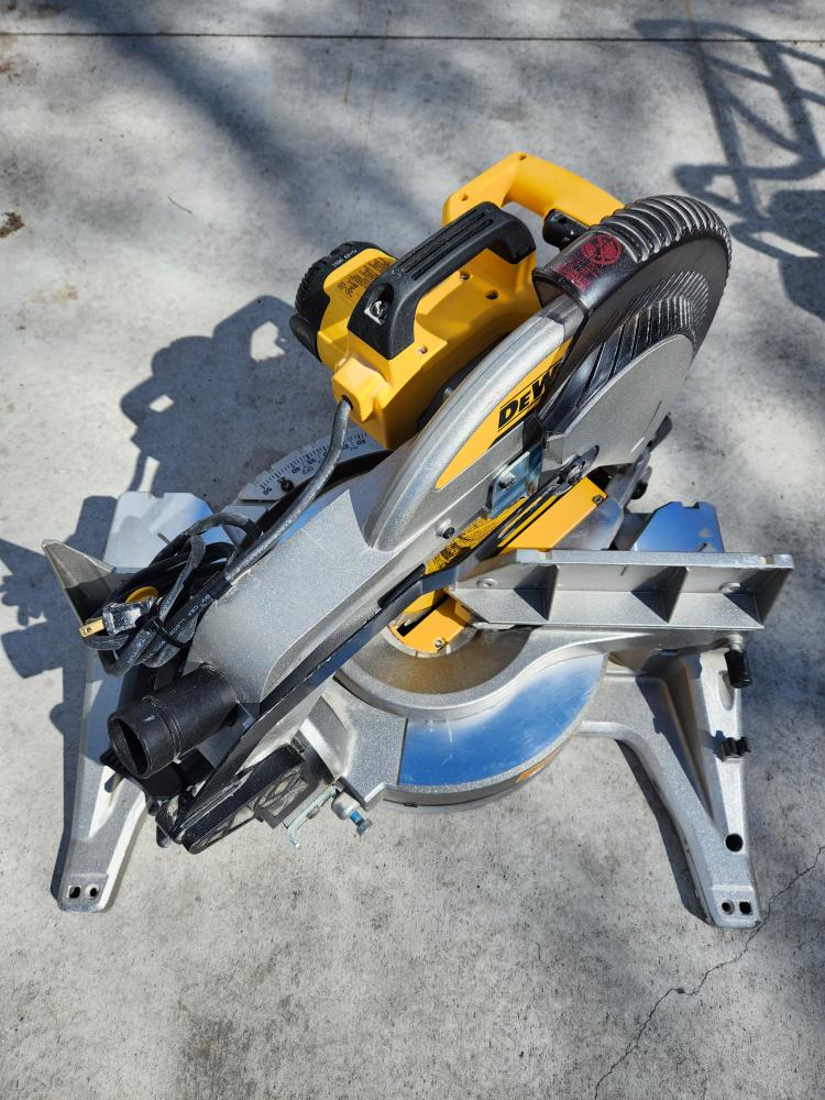 DEWALT 12" 15 AMP CORDED SINGLE BEVEL COMPOUND MITER SAW MODEL DWS715 ...