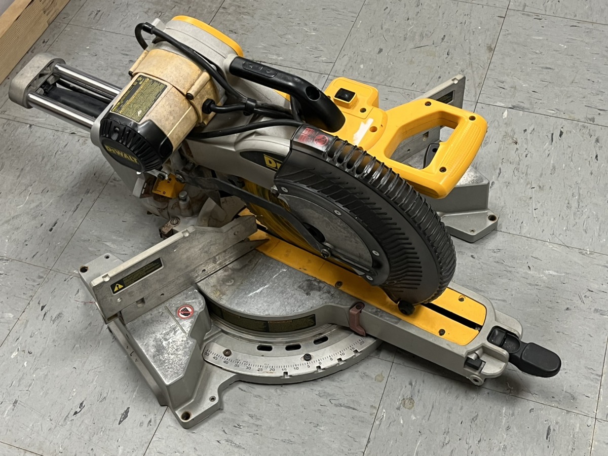 DeWalt DWS780 12 in 12in 12 Double Bevel Sliding Corded Compound Miter Saw Very Good | Buya