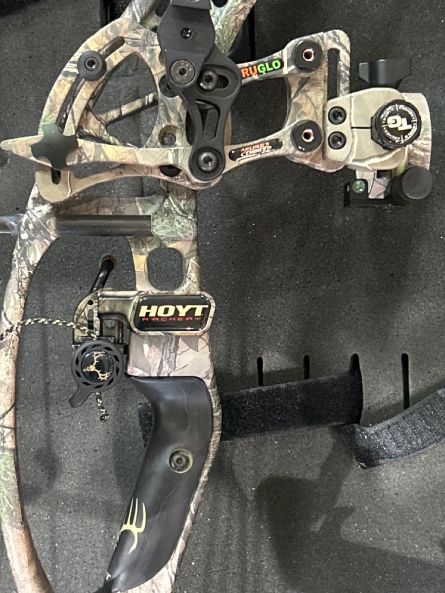 HOYT CHARGER COMPOUND ARCHERY BOW 31" LIGHT DRAW ARROWS PLANO CASE Good ...