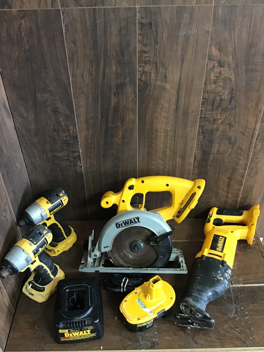 DEWALT 6PC SET DC825/DC825/DC390/DW938/DC9096/DW9116 Acceptable | Buya