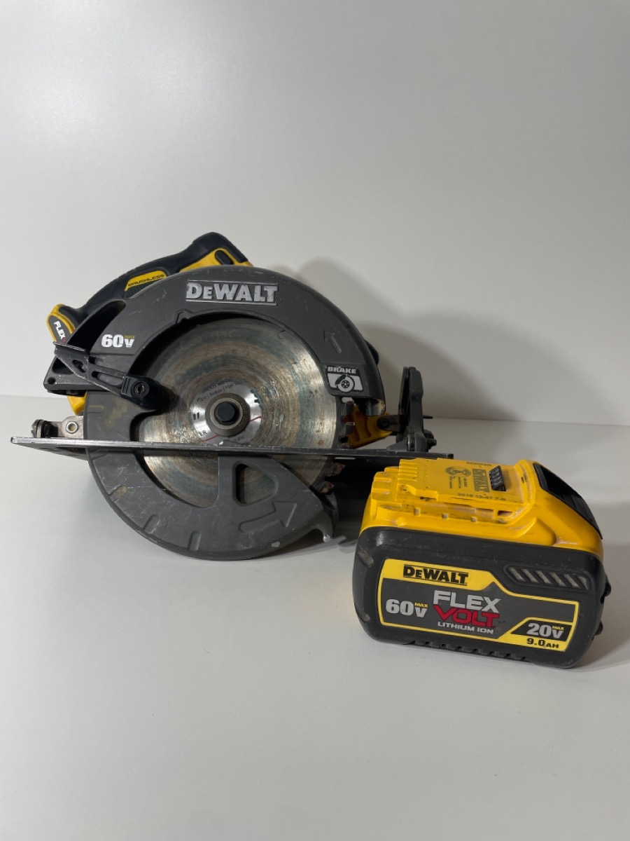 Dewalt FlexVolt Brushless Cordless 7-1/4" Circular Saw DCS575 Good | Buya
