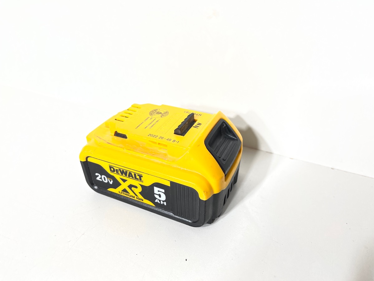 DEWALT DCB205 Very Good | Buya
