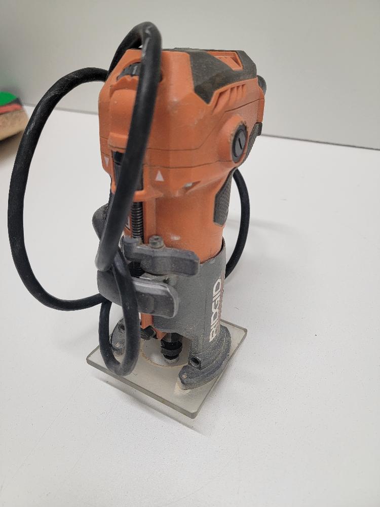 RIDGID CORDED ROUTER WITH GUARD/CARRY CASE Very Good | Buya