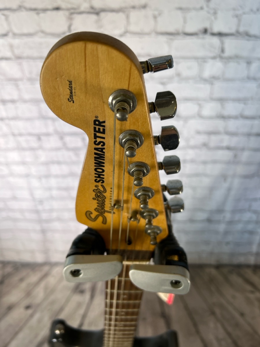 FENDER SHOWMASTER Acceptable | Beach City Pawn & Guitar | Huntington ...