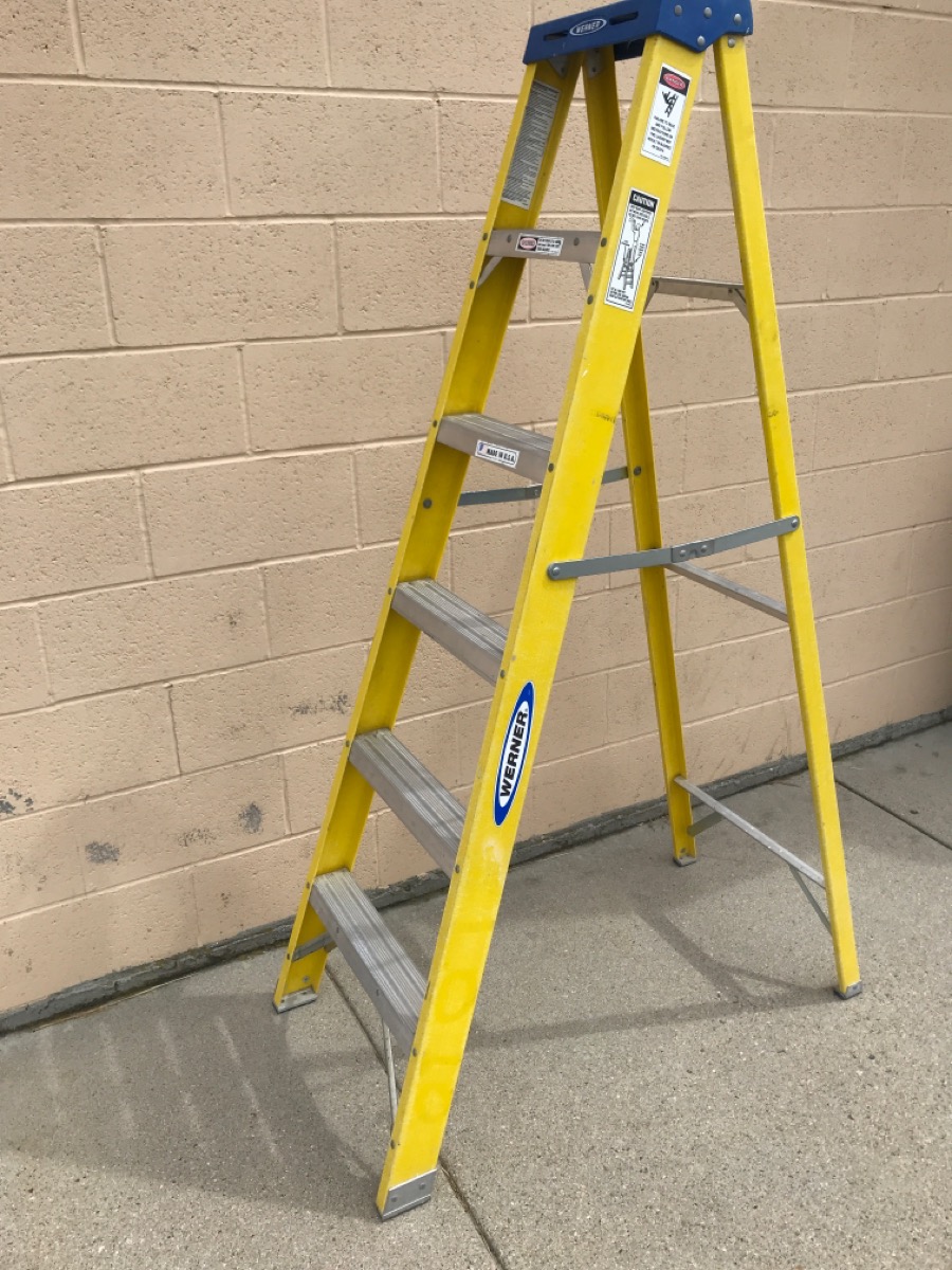 YELLOW WERNER LADDER FS106 6' 250LB CAP STEPLADDER Very Good | Pawn 1 ...