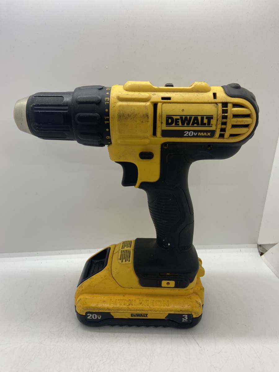DeWalt 1/2" Cordless Drill DCD771 w/ DeWalt 3 Ah Battery & Charger Very ...