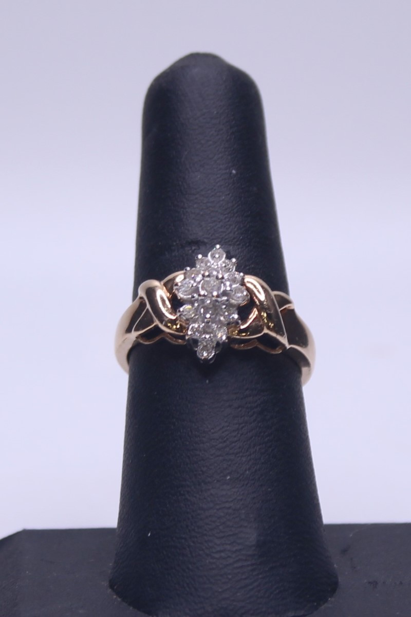 10K Lady's Diamond Cluster Ring (.15 Carat T.W.) 2.8g Size:7 Pre-owned ...