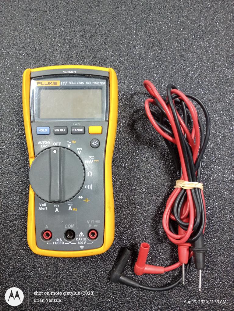 FLUKE 117 TRUE RMS DIGITAL MULTIMETER WITH BUILT IN PROBES AND VOLTAGE ...