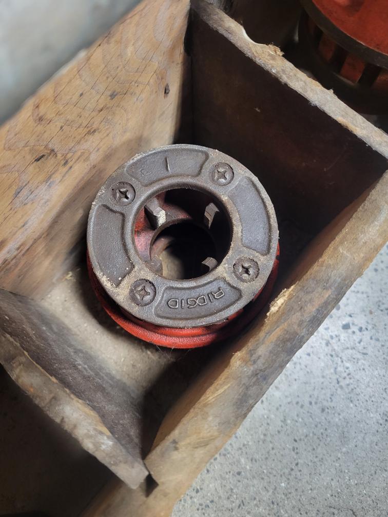 RIDGID TOOLS PIPE THREADER WITH 5 DIE. SEE PHOTOS FOR DETAILS Good ...