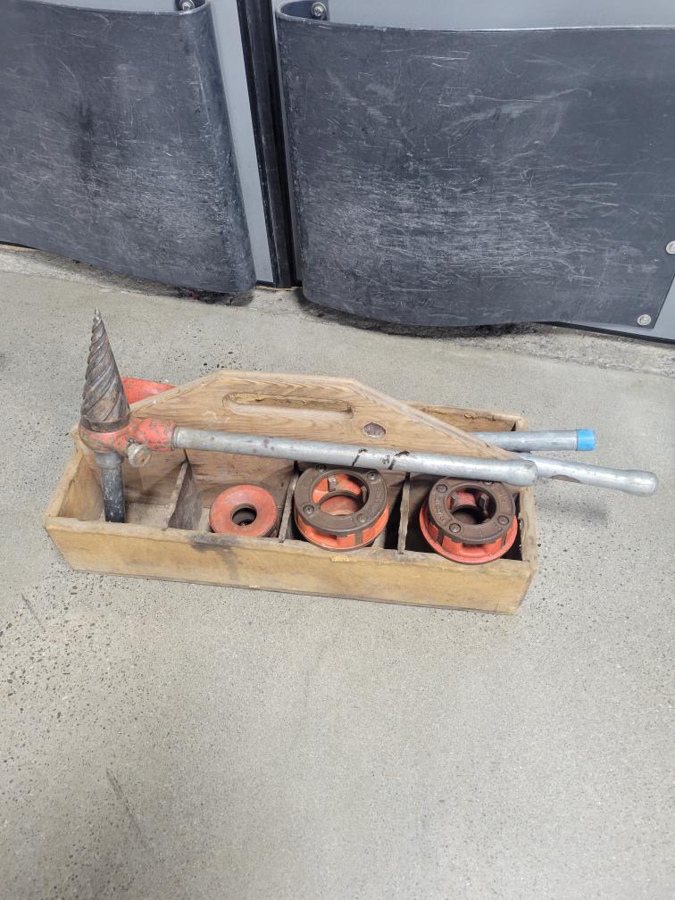 RIDGID TOOLS PIPE THREADER WITH 5 DIE. SEE PHOTOS FOR DETAILS Good ...