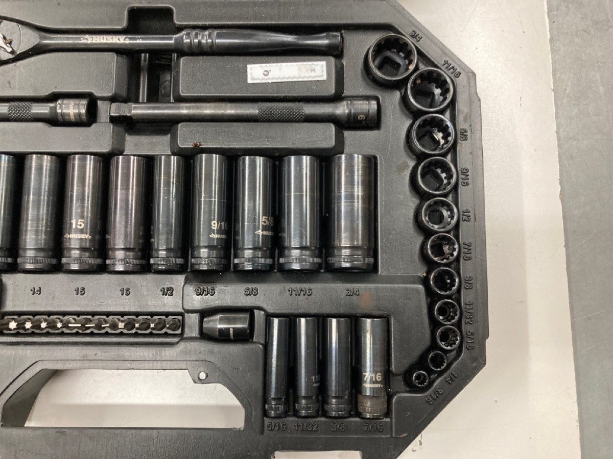 HUSKY 60-PIECE MECHANICS TOOL KIT SET W/ 100-POSITION RATCHET (1/4' & 3 ...