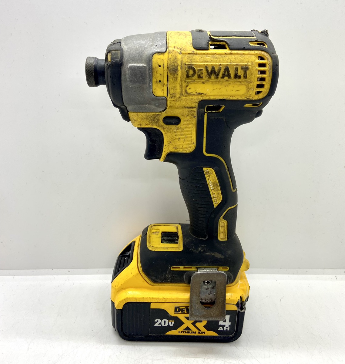 DeWALT 1/4" 20v Cordless Impact Driver DCF887 w/ 20v 4 Ah Battery Very ...