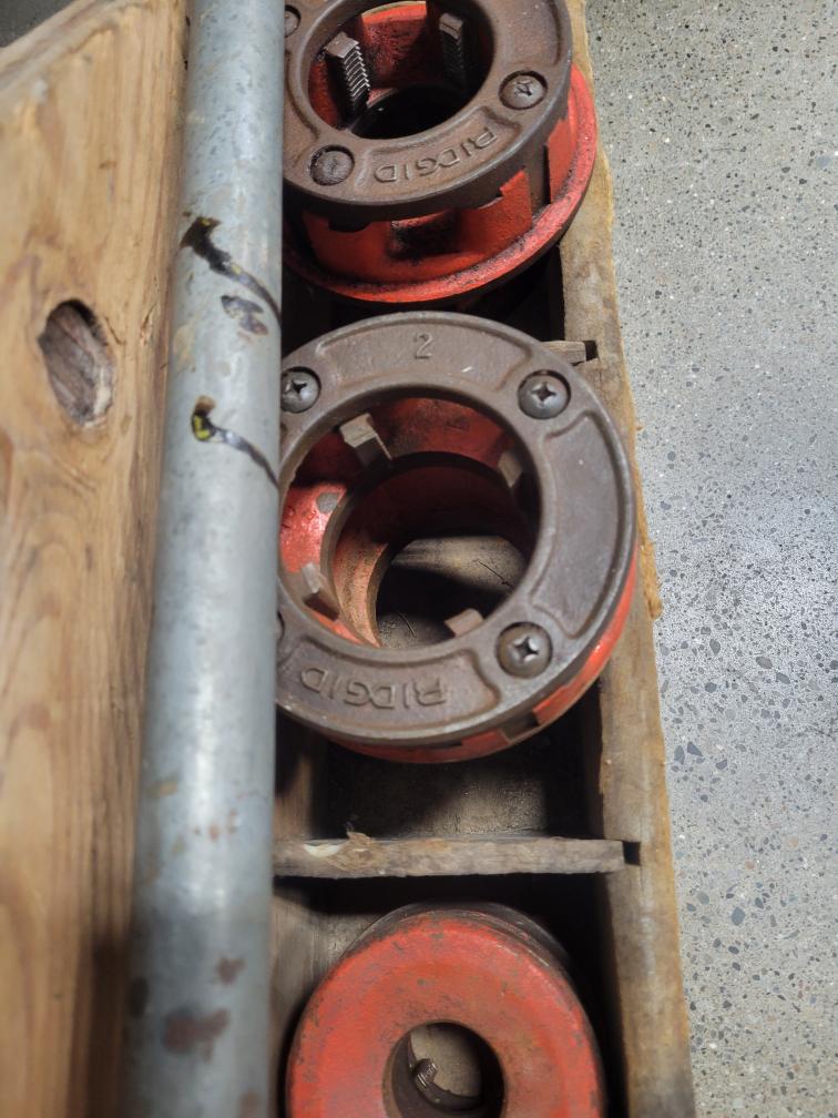 RIDGID TOOLS PIPE THREADER WITH 5 DIE. SEE PHOTOS FOR DETAILS Good ...