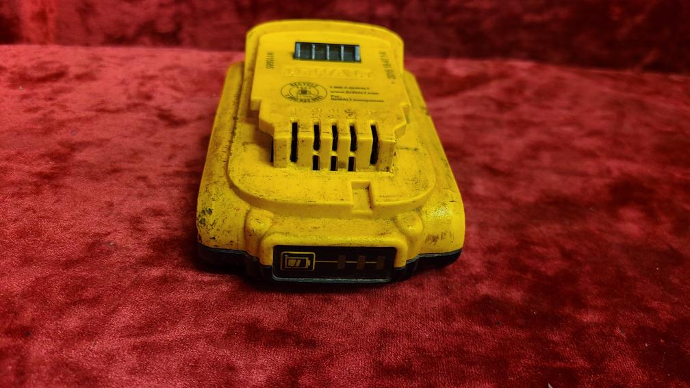 DEWALT DCB203 2AH - BATTERY Very Good | Buya