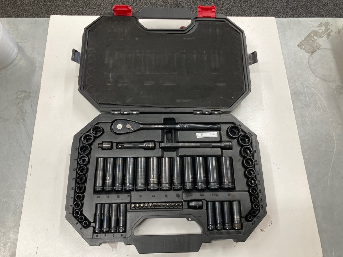 HUSKY 60-PIECE MECHANICS TOOL KIT SET W/ 100-POSITION RATCHET (1/4' & 3 ...