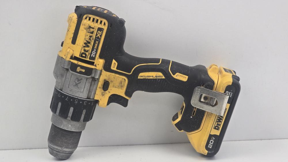 DEWALT DCD996 1/2" DRILL WITH BATTERY AND CHARGER Good | Buya