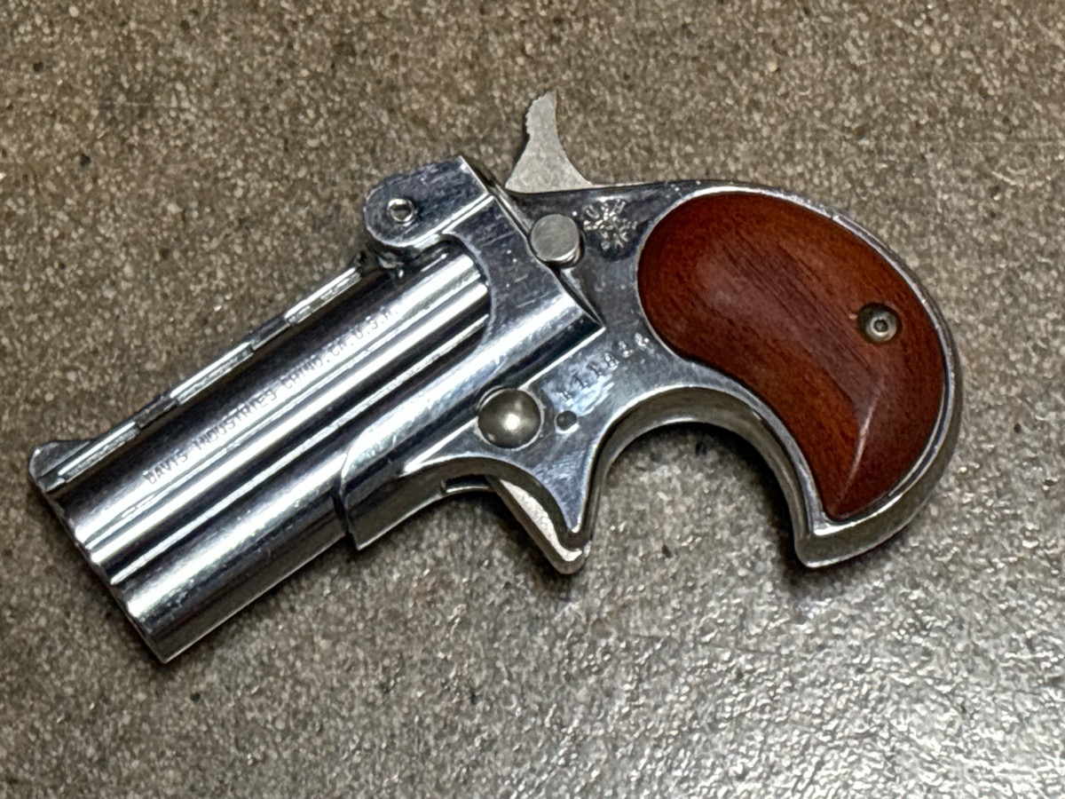 Davis Industries D-32 32acp 2.25" 2-Shot Derringer - Chrome Finish Good ...